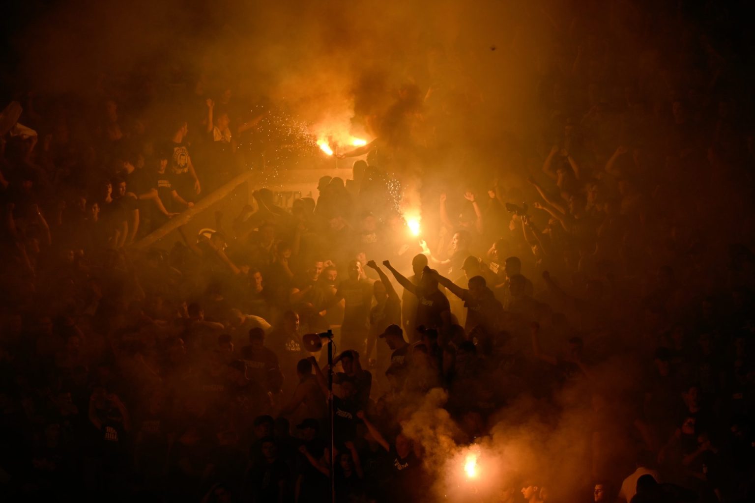 Football Ultras vs. Football Hooligans - Lower Block
